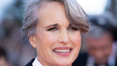 Andie Macdowell A Cannes 2025 Capelli Grigi Raccolti Smoking E Scarpe Gioiello