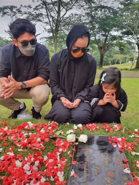 10 Potret Ibnu Jamil Dan Kedua Putri Ririn Ekawati