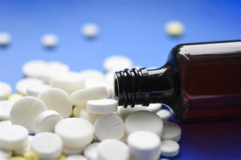 원형 정제 추상 파란색 배경에 고립 된 배열 디자인에 대 한 약입니다 건강 건강 한 라이프 스타일의 개념입니다 광고에 대 한 공간을 복사 합니다 정제는 튜브에서 부는 0명에