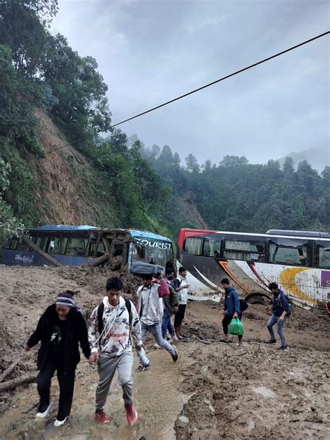सम्पर्कविहीन बस झ्याप्ले खोलाको पहिरोमा परेको आशंका१५ जनाको शव भेटियो