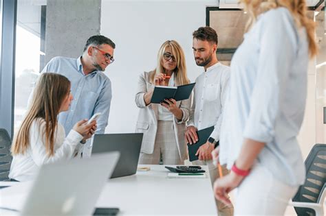 메모장으로 데이터 분석 전문 비즈니스 인력 그룹이 사무실에 있습니다 20 24세에 대한 스톡 사진 및 기타 이미지 20 24세 25 29세 35 39세 Istock