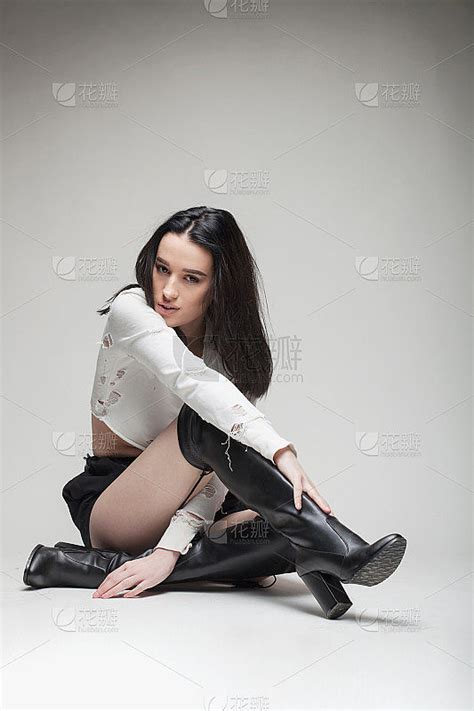 穿着高跟鞋的漂亮女孩