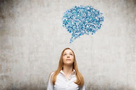 Chica Rubia Con Cuadro De Di Logo Azul Foto Premium