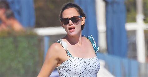 Jennifer Garner Shows Off Toned Figure In Affordable Bathing Suit Pics