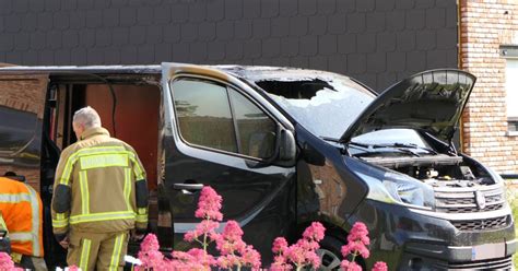 Bestelwagen Vat Vuur Op Oprit Van Woning Waasmunster Hlnbe