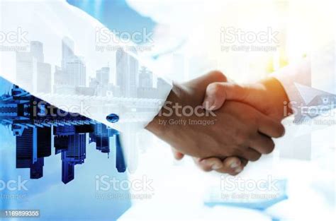 거래 일출 과 도시 경관 배경 투자 파트너십 팀워크 개념 동안 성공적인 회의 거래를 위해 파트너와 악수하는 투자자 비즈니스 맨의 이중 노출 이미지 계약서에 대한 스톡 사진