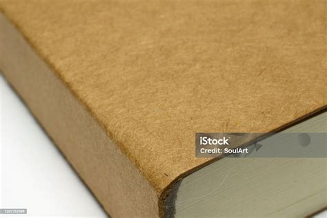 프리젠 테이션 쇼케이스 디자인 로고 엠보싱 등을위한 템플릿으로 흰색으로 격리 된 골판지 하드 커버가있는 빈 노트북 코너의 매크로 0명에 대한 스톡 사진 및 기타 이미지