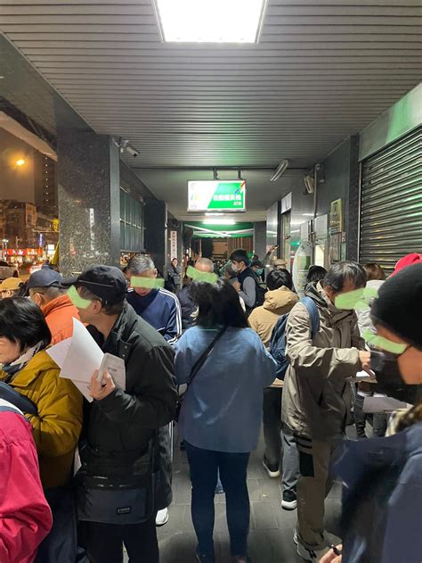 生活在一個深藍區 沒想到這麼多人來連署罷免 跟一位阿姨借筆，她說她就在隔壁巷雞排攤，不會填可以問她 每個人都很自發很平靜 像吃飯洗澡一樣的