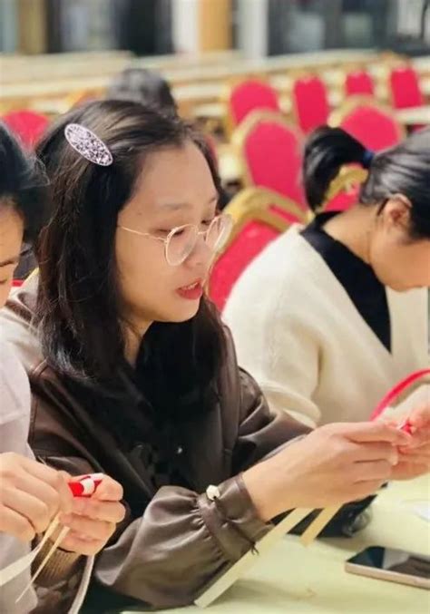 喜报！青神法院白果法庭庭长罗琪获评全省法院百名优秀女法官澎湃号·政务澎湃新闻 The Paper