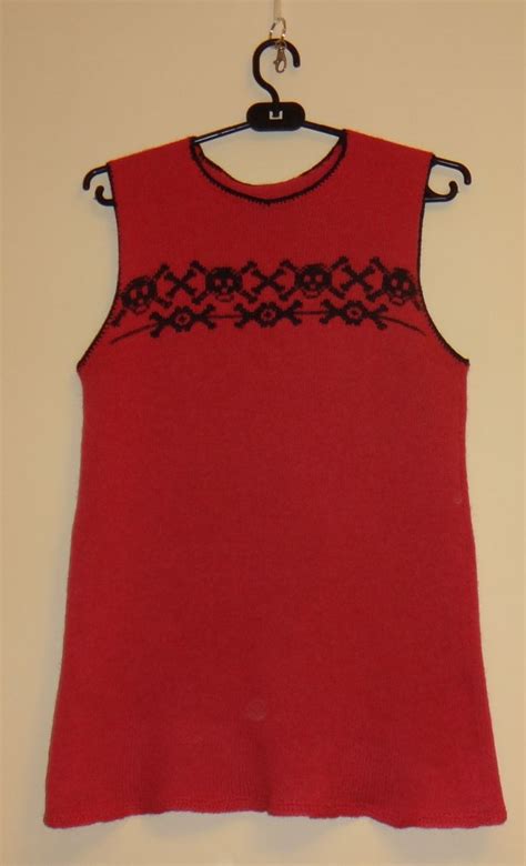 Дано банальное розовое шерстяное платье Рукава и подол обвязаны крючком пышными столбиками