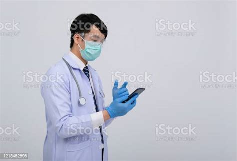 흰색 배경에 스마트 폰과 청진기와 마스크를 착용 의사 의사 개업 의료 의료 개념 건강관리와 의술에 대한 스톡 사진 및 기타