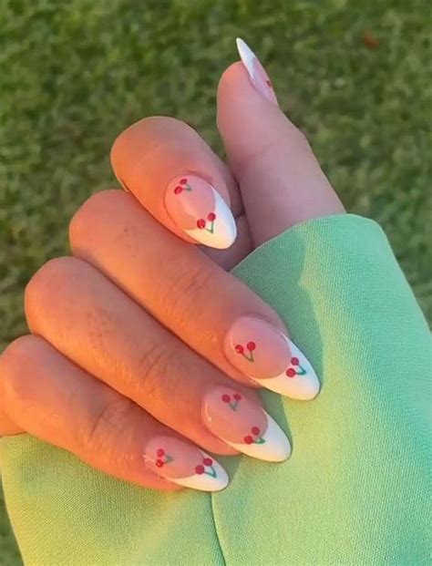 ۳۵ طرح ناخن آلبالویی برای اونایی که میخوان خاص باشن ماگرتا