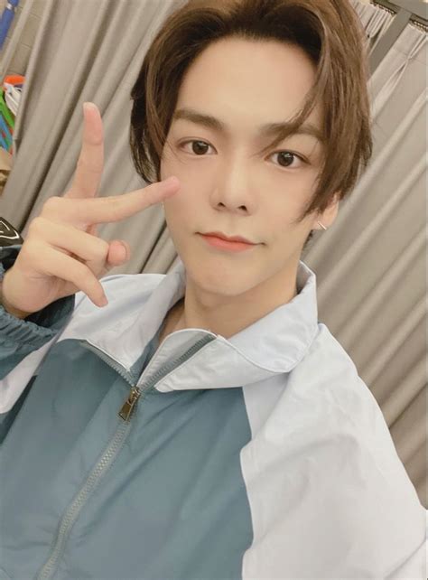 Pin By Ale Montemayor On Minchan Verivery Lab Coat Fashion Concert