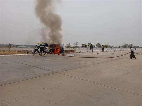 ရန်ကုန် မန္တလေးအမြန်လမ်းတွင် ကားတစ်စီး ကွန်ကရစ်တုံးကိုတိုက်မိ၍ မီးလောင်မှုဖြစ်ပွားခဲ့ရာ အမ