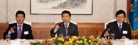 노무현사료관 중앙언론사 편집보도국장 초청 오찬간담회에서 참석자들과 다함께 건배하는 노무현 대통령