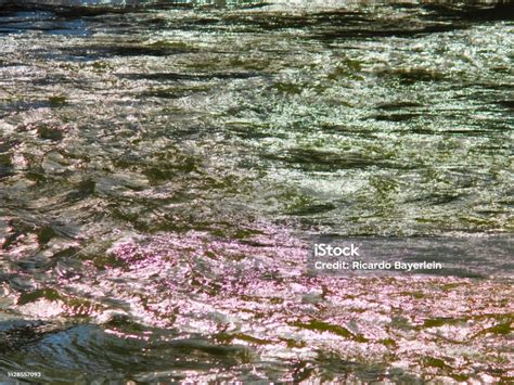강의 휘젓는 표면에 의해 형성된 추상적 인 배경은 그림자를 형성하고 햇빛을 반사합니다 0명에 대한 스톡 사진 및 기타 이미지 0명 강 고요한 장면 Istock