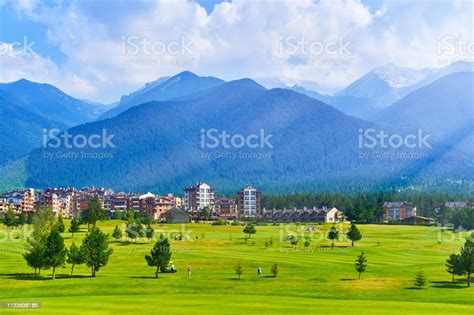 흐린 하늘에 대 한 산 풍경입니다 여름에 산에 있는 리조트의 아름 다운 녹색 골프 코스 침 엽 수림 0명에 대한 스톡 사진 및 기타 이미지 Istock