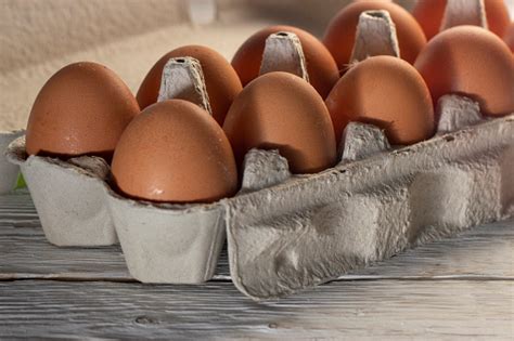 닭고기 달걀 흰색 테이블에 마분지 랙 또는 계란 상자입니다 갈색에 대한 스톡 사진 및 기타 이미지 갈색 건강한 식생활