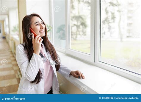 Portr T Eines Sch Nen Arztes Der Am Telefon Spricht Medizinisches Konzept Stockfoto Bild Von