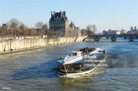 프랑스 파리 관광 투어에서 사람들과 함께 여행하는 세네 강 크루즈 보트 강에 대한 스톡 사진 및 기타 이미지 강 건축 겨울 Istock