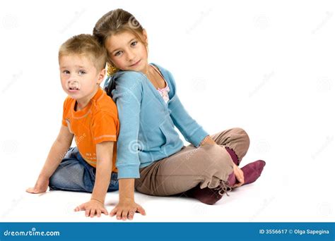 Sorella Del Fratello Che Lo Esamina Immagine Stock Immagine Di
