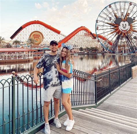 Pin By Carol Dobner On Eua Disneyland Couples Pictures Disney Photo Ideas Disneyland Pictures