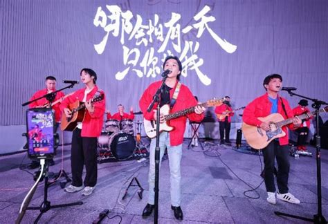 快閃齊唱「海闊天空」紀念黃家駒！參與者稱「被深深觸動」 每日頭條