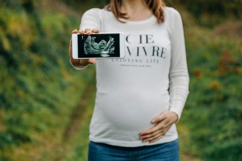 Premium Photo Pregnant Showing Ultrasound On The Mobile