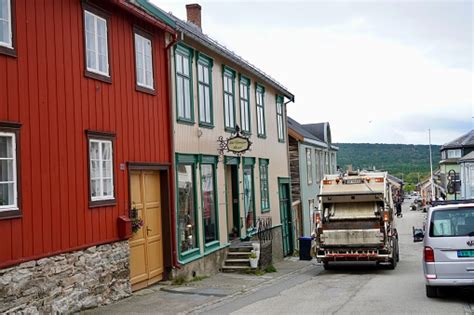 쓰레기 수거차가 노르웨이 로에로스의 좁은 골목길을 누비며 쓰레기를 수거하고 있다 0명에 대한 스톡 사진 및 기타 이미지 0명 거리 건축 Istock