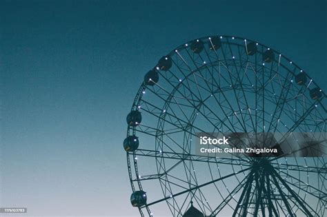 관람차가 켜지는 불빛 리조트 나이트 라이프 배경 아름다운 하늘 높은 이소 곡물 롤러코스터에 대한 스톡 사진 및 기타 이미지 롤러코스터 어두운 색 0명 Istock