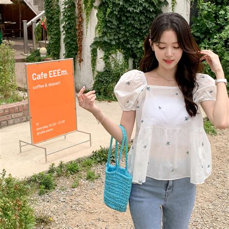 아뜨랑스 단독진행 플라워 자수 패턴의 퍼프소매 코튼 반팔하객 블라우스 반팔 스퀘어넥 블라우스 Blouse Bs7072