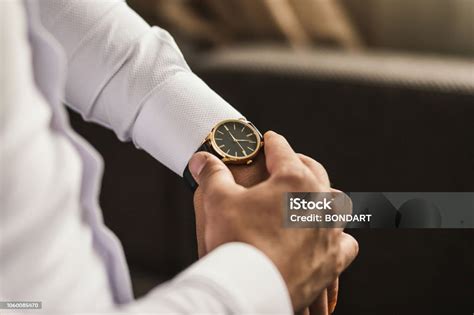 그의 손목 시계 남자 시계를 손에 넣어 신랑이 결혼식 전에 아침에 준비에 시간을 확인 하는 사업 검은색에 대한 스톡 사진 및 기타 이미지 Istock