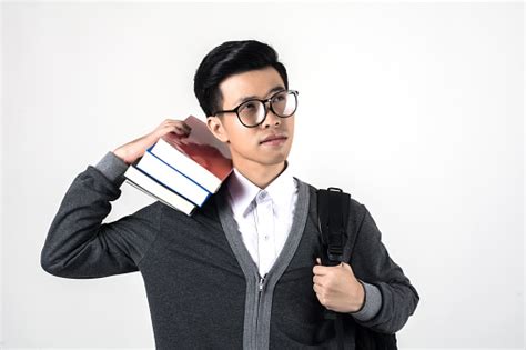 젊은 괴상 한 남자 안경을 들고 서 있는 흰색 배경에 고립 동안 책 스택 N 공부에 대한 스톡 사진 및 기타 이미지 공부