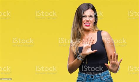 격리 된 배경 위에 젊은 아름 다운 여성 화나게 식 불쾌 하 고 두려워 하기 때문에 역 겨 운 얼굴을 하 고 혐오 반응 손으로 발생합니다 성가신 개념입니다 감정에 대한 스톡