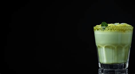 검은 색 배경에 고립 된 유리에 민트 잎으로 장식 된 우유 거품이있는 말차 라떼 텍스트에 대한 복사 공간으로 클로즈업 라떼에 대한 스톡 사진 및 기타 이미지 Istock
