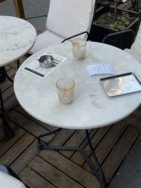 집 밖의 거리 고객 구슬 깨지다 높은 각도 도시 도시의 레스토랑 메뉴 모임 목조 바닥 보도 봄 분위기 빈 사교적인 설정 술을 마시다