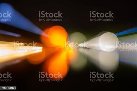녹색 노란색 빨간색의 추상 Bokeh 거리에 블루 빛 검은색 밤 삶은 물에 반영 확대 축소 그리고 디지털 라인 개념입니다 밤