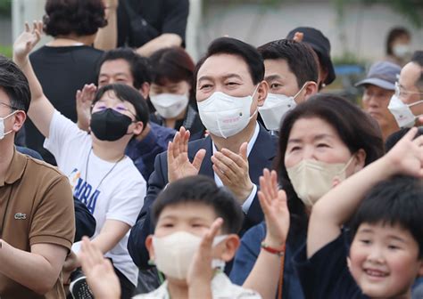 윤 대통령 ‘집들이 “용산 입주 허락·환영에 감사” 문화일보 Munhwa