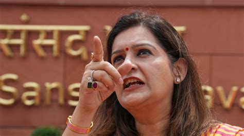 बुलडोजर एक्शन पर सुप्रीम कोर्ट की तीखी टिप्पणी प्रियंका चतुर्वेदी बोलीं बांट और काट रहे थे