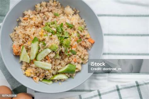 튀긴 쌀 믹스 돼지고기와 계란 태국어 카오 패드 무 라고합니다 그것은 태국에서 쉽게 만든 음식 고기에 대한 스톡 사진 및 기타 이미지 Istock