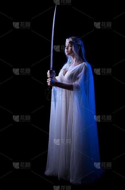 手持剑的精灵女孩素材 花瓣网