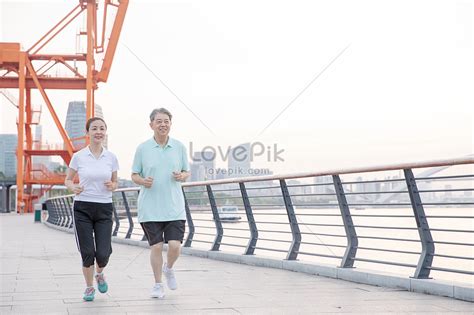 늙은 부부는 실행 사진 무료 다운로드 Lovepik