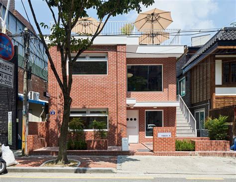 귀여운 외관의 43평 주택개조 카페 인테리어 비용 주택 개조 벽돌 집 모더니즘