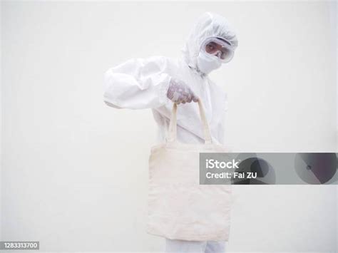Dokter Atau Ilmuwan Asia Berseragam Ppe Suite Memegang Kain Kanvas Tas