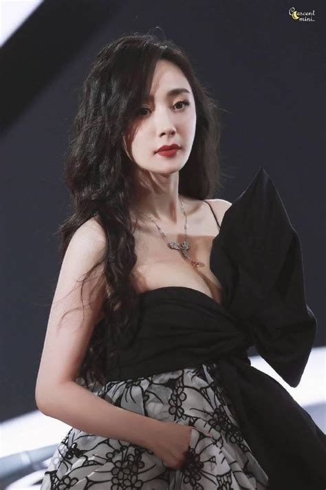 杨幂 我到底应该看哪里？！