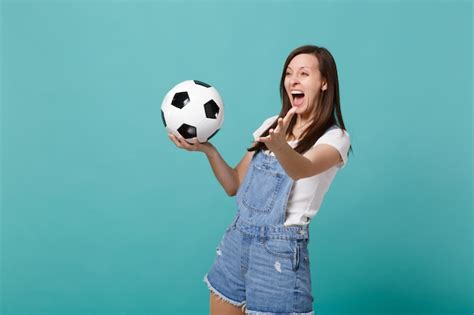Feliz hincha de fútbol gritando anímate a apoyar al equipo favorito con una pelota de fútbol