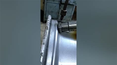 استعدال جنط سياره كيا سبورتاج اثر حادث ورفه كبيره ادت الى التواء في