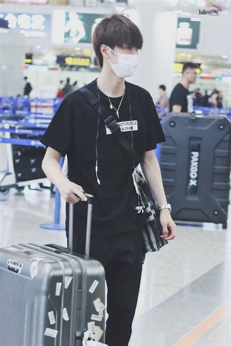 Ghim Trên Wang Yibo Diễn Viên Vuông Chụp ảnh