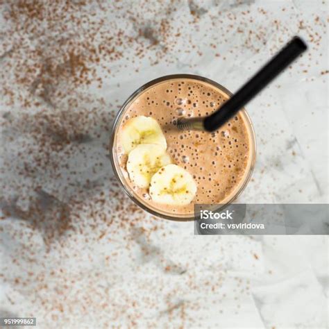 회색 배경에 유리에 코코아의 초콜릿 바나나 수호신 건강 식품 개념 0명에 대한 스톡 사진 및 기타 이미지 0명 갈색 건강한 생활방식 Istock