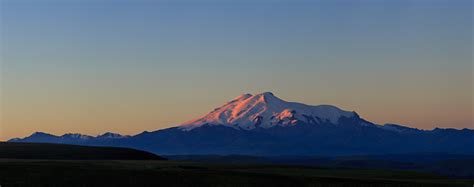 새벽에 산 Elbrus입니다 북 서에서 화산의 햇볕에 쬐 인 슬로프의 보기 러시아의 캅는 노스 카스 0명에 대한 스톡 사진 및